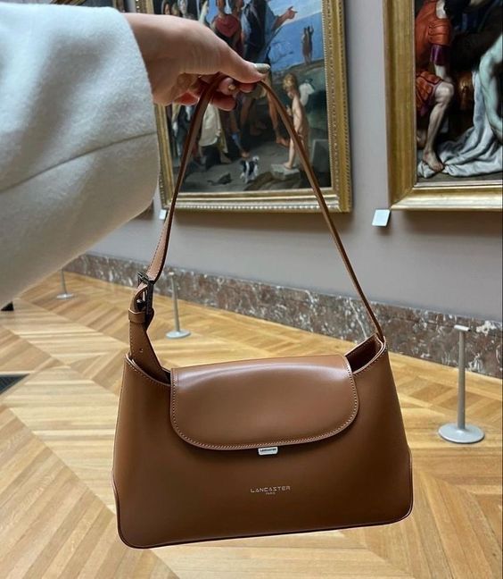 Découvrez La Tendance Sac à Main 2024 : Le Sac Demi Lune